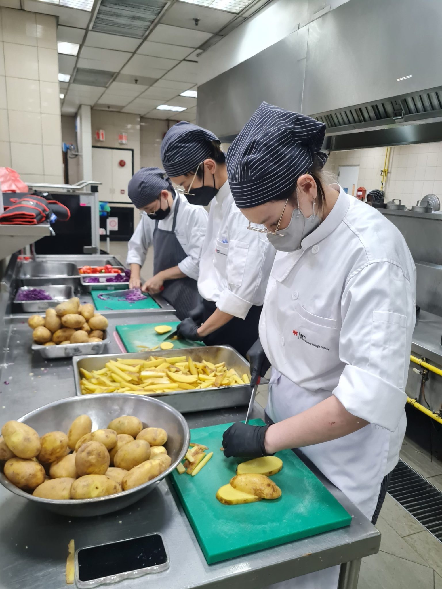 SOHOS Students Serve Up Lunch in INTI Young Chef Programme – INTI ...